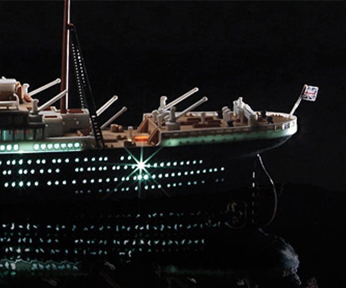 Academy 14220 - R.M.S. Titanic with LED Light Set, 1:700 Scale. – Small ...